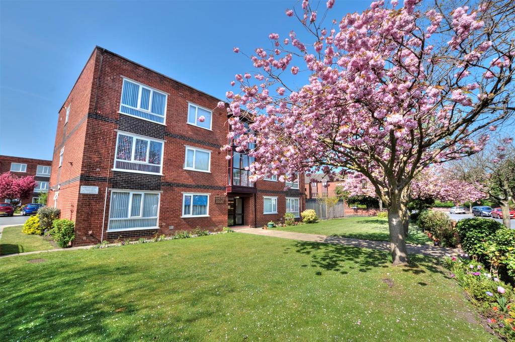 Hamilton Court, Merrilocks Road... 2 bed apartment - £895 pcm (£207 pw)