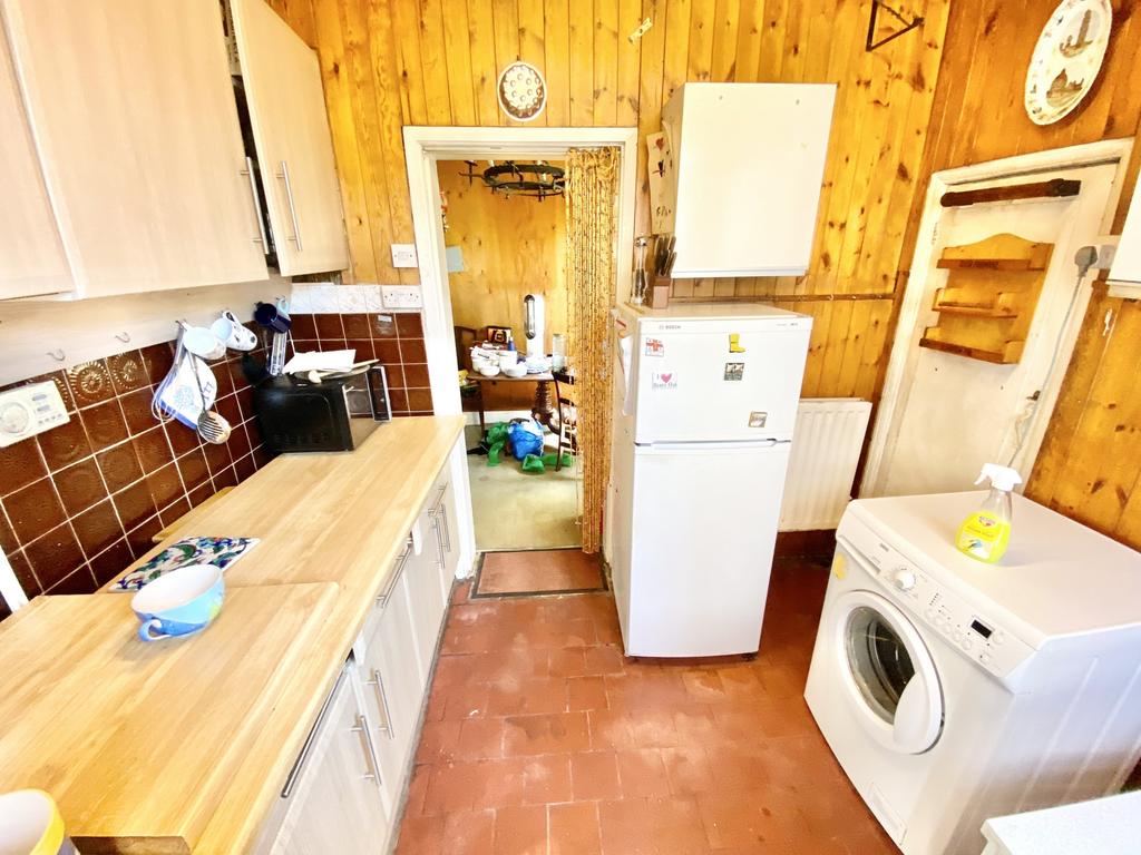 Redhill Drive, Edgware, HA8 5 bed semi-detached house - £695,000