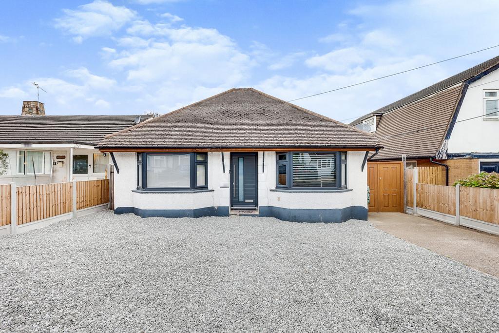 Kents Hill Road, Benfleet, SS7 3 bed detached bungalow for sale - £450,000