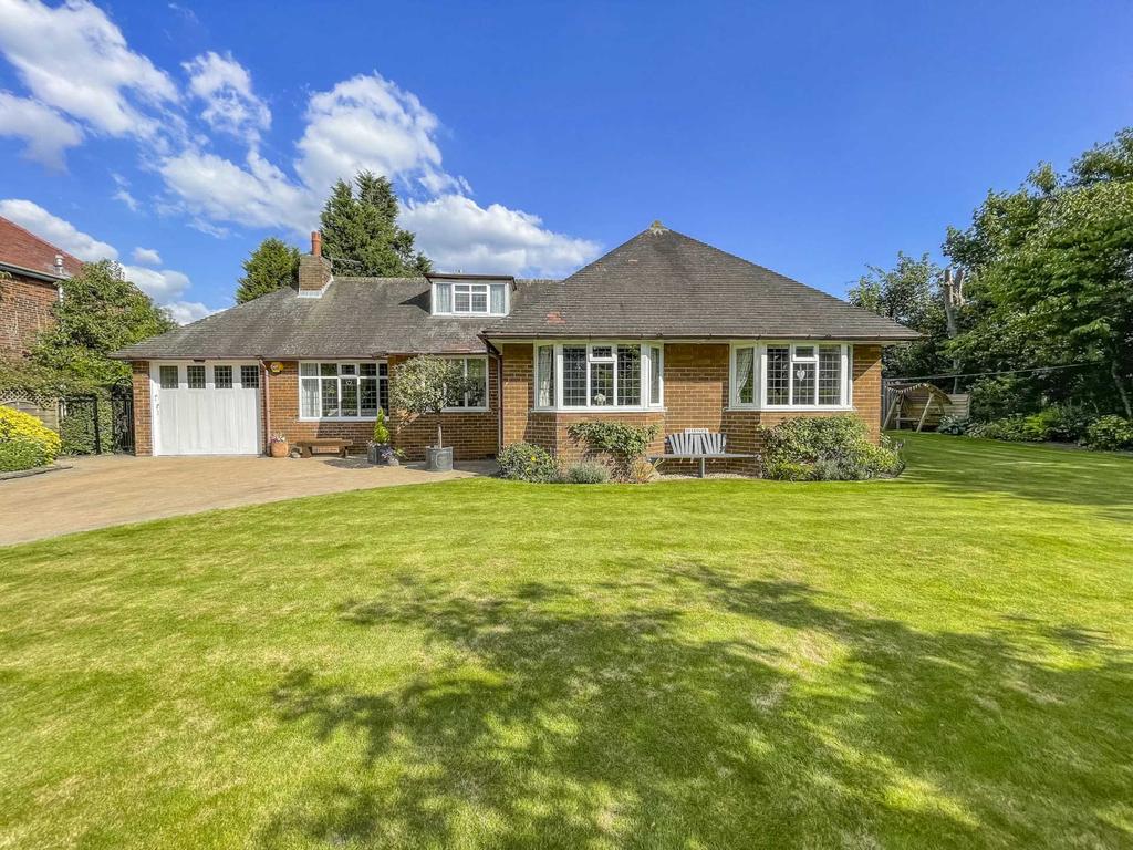Carlinghow Hill, Batley 3 bed detached bungalow - £550,000
