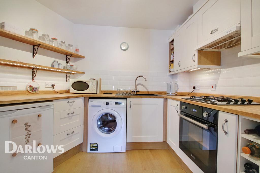 Taffs Mead Embankment, Cardiff 1 bed flat - £140,000