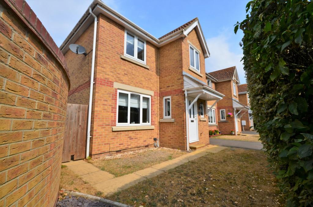 Gladiator Way, Colchester, CO2 9PR 3 bed link detached house - £375,000