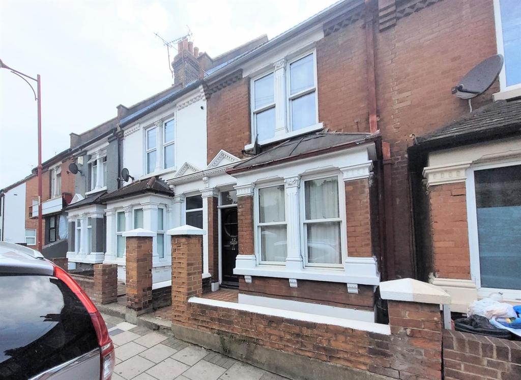 Delce Road, Rochester 2 bed terraced house - £1,200 pcm (£277 pw)