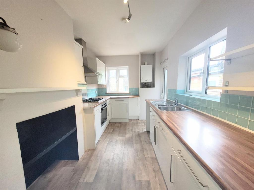 Delce Road, Rochester 2 bed terraced house - £1,200 pcm (£277 pw)