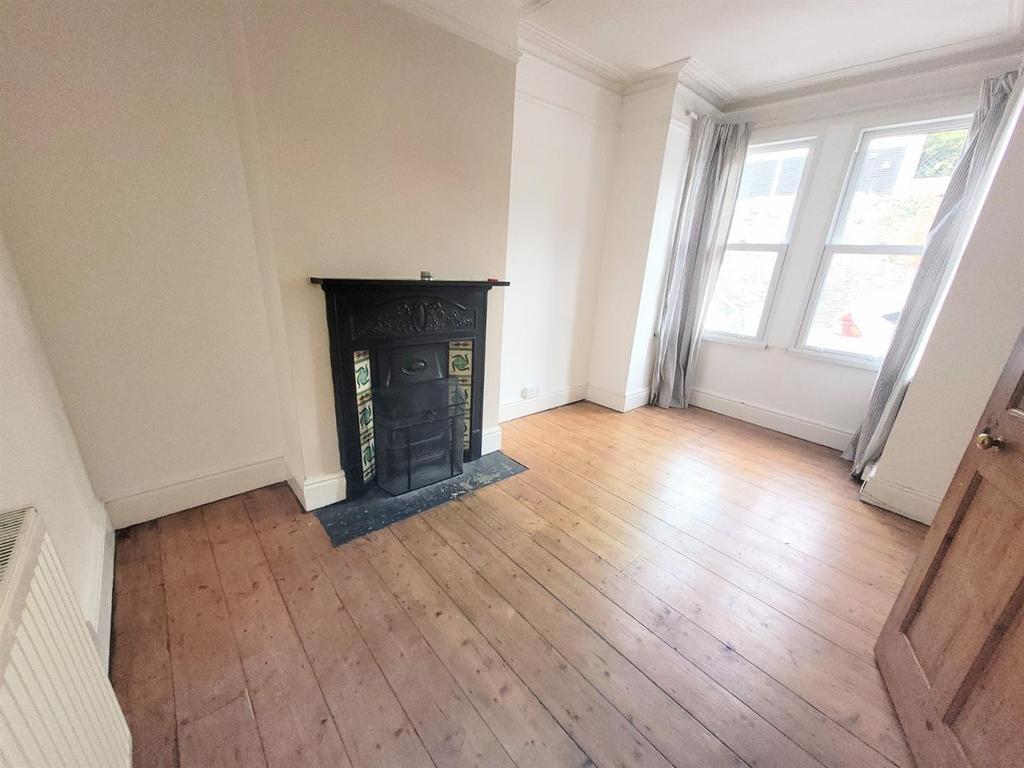 Delce Road, Rochester 2 bed terraced house - £1,200 pcm (£277 pw)