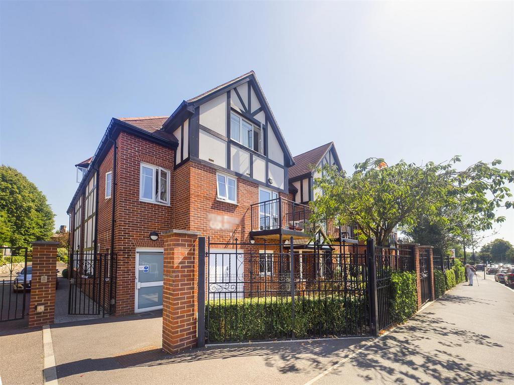 Yew Tree Court, Sanderstead Village 1 bed retirement property - £275,000