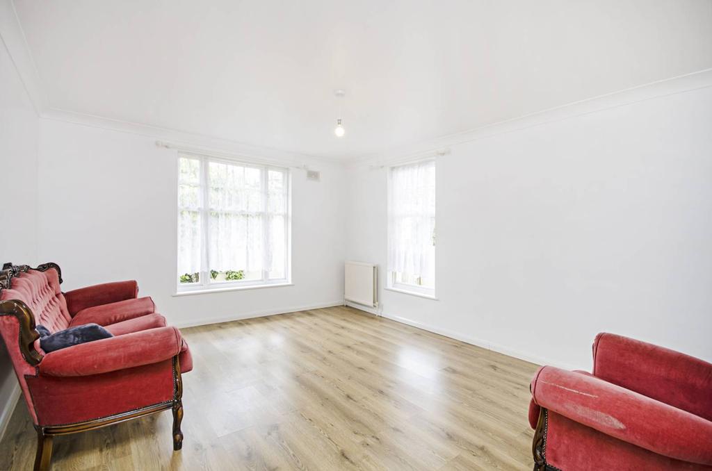 Sutton Square, Hackney, London, E9 2 bed flat - £2,800 pcm (£646 pw)