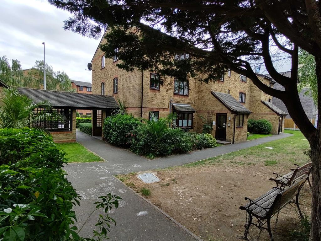 Bridge Road, Grays RM17 1 bed flat - £725 pcm (£167 pw)