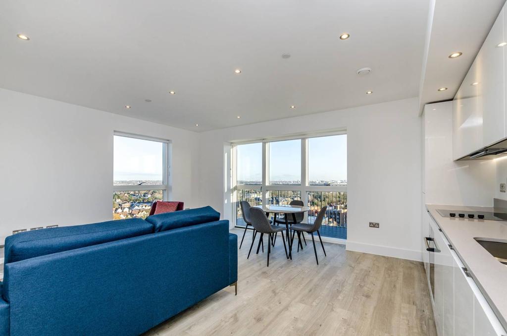 Master Court, Lyon Square, Harrow, HA1 2 bed flat - £1,900 pcm (£438 pw)