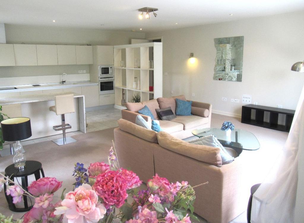 KEW RIVERSIDE, FULLY FURNISHED 2 bed flat - £2,750 pcm (£635 pw)