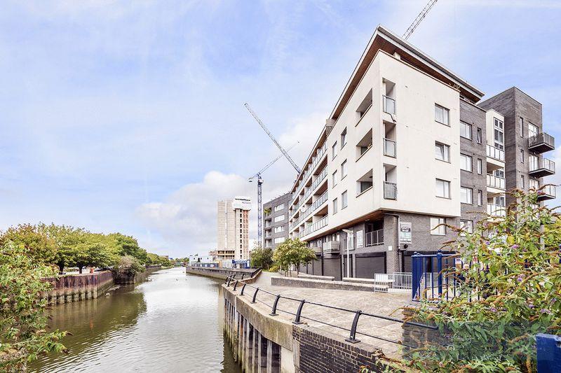 Highbridge Road, Barking, IG11 1 bed apartment - £1,450 pcm (£335 pw)