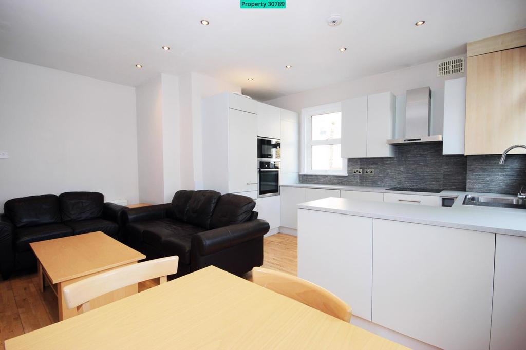 Salterford Road, London, SW17 9TF 3 bed maisonette - £2,000 pcm (£462 pw)
