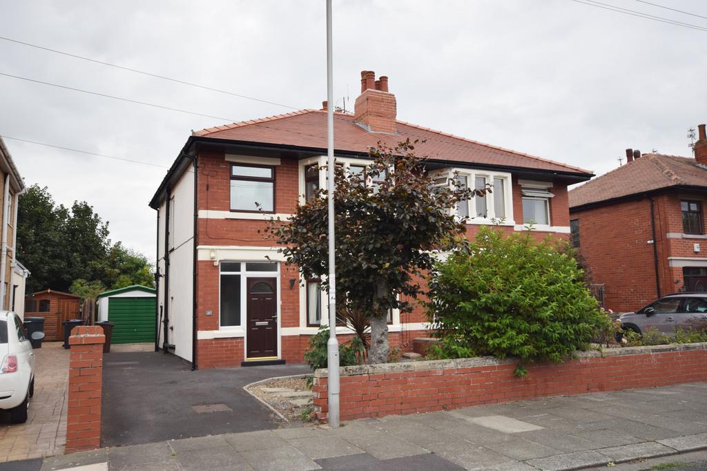Lawrence Avenue, Lytham St. Annes, FY8 3 bed semi-detached house - £875 ...