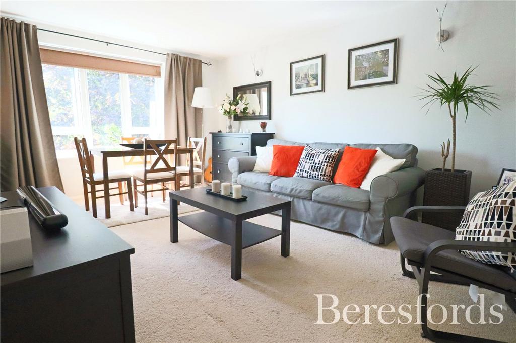 Frazer Close, Romford, RM1 2 bed apartment - £260,000
