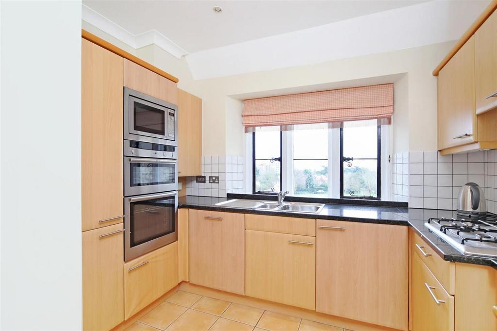 Queensmere House, Royal Close, Wimbledon, London, SW19 2 bed flat - £ ...