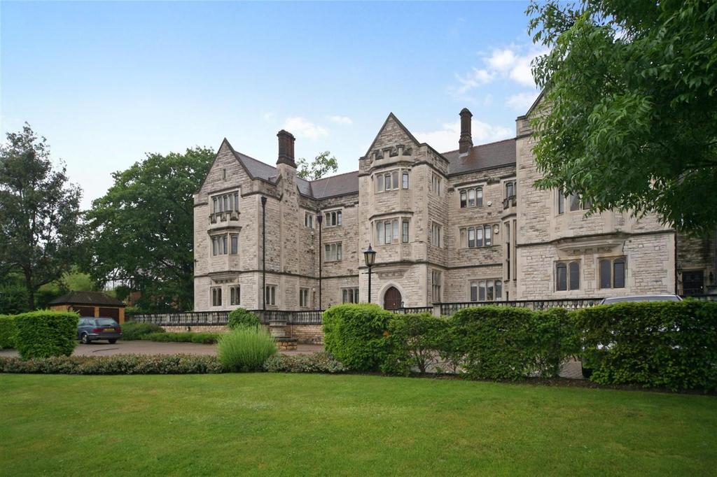 Queensmere House, Royal Close... 2 bed flat - £2,495 pcm (£576 pw)