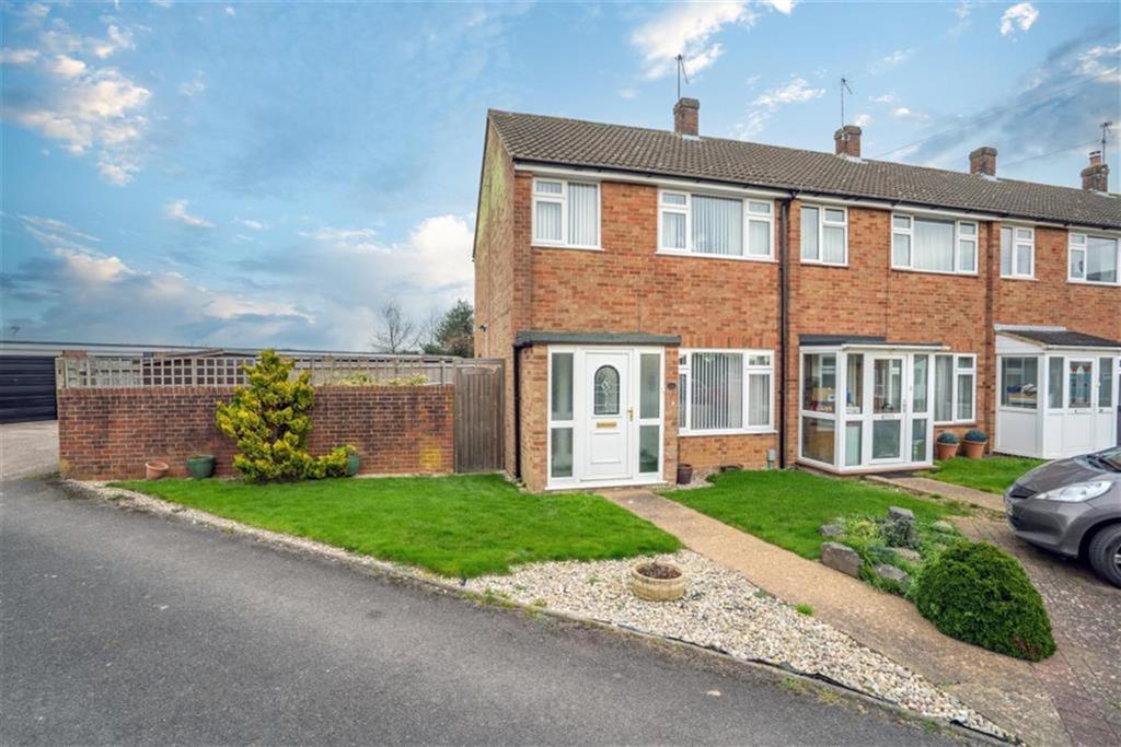 Stubbs End Close, Amersham... 3 bed end of terrace house - £550,000