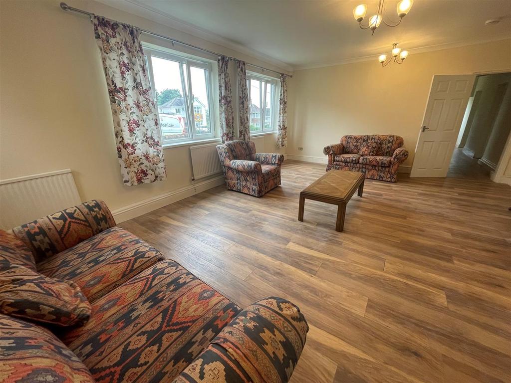 Heol Llanelli, Trimsaran, Kidwelly 3 bed detached bungalow - £225,000