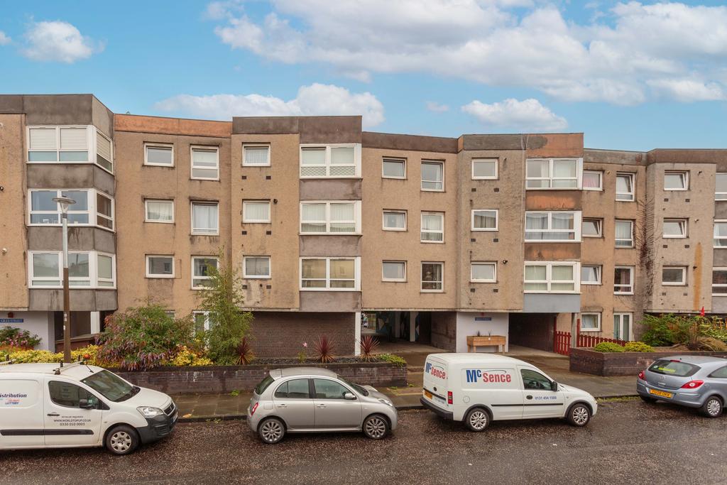 41/1 Giles Street, Edinburgh, EH6 6DS 2 bed flat - £155,000
