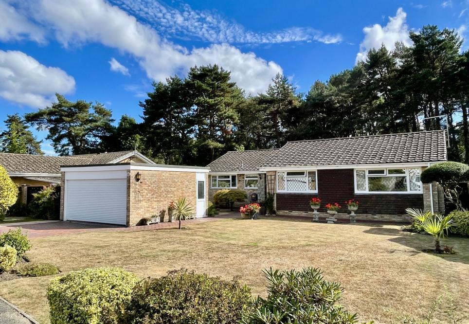 Shelley Close, Ashley Heath, BH24 2JA 3 bed bungalow - £700,000