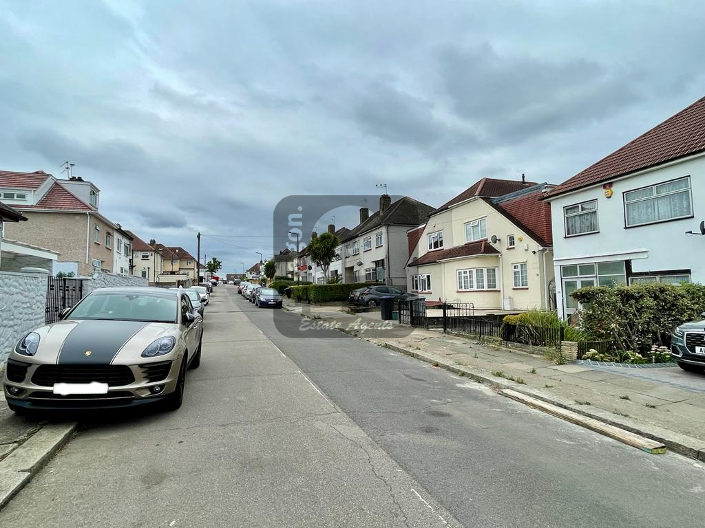 Perth Avenue, Kingsbury, London, NW9 3 bed semi-detached house - £2,100 ...