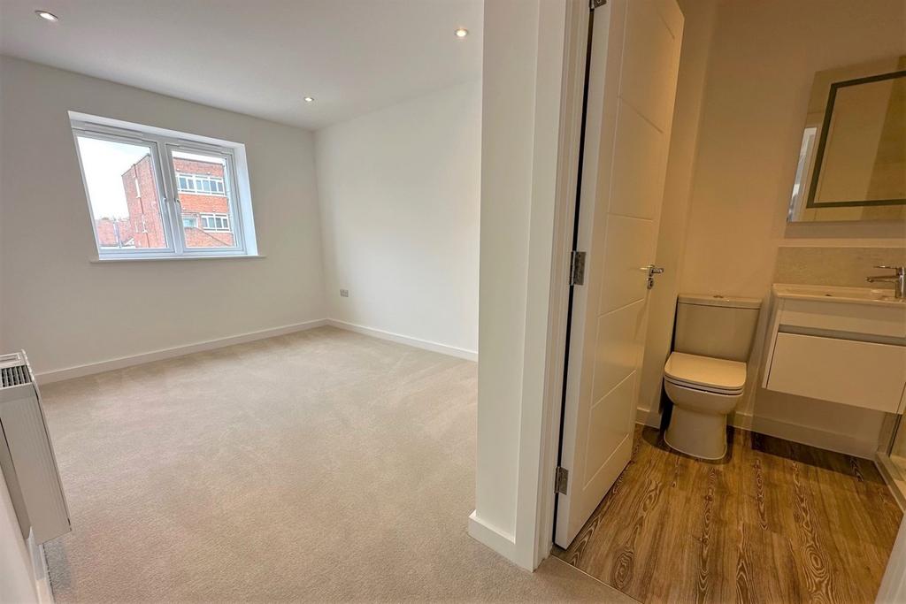 Ferndown 2 bed flat - £280,000