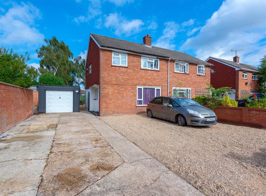Camberley, Surrey, GU15 3 bed semi-detached house - £450,000