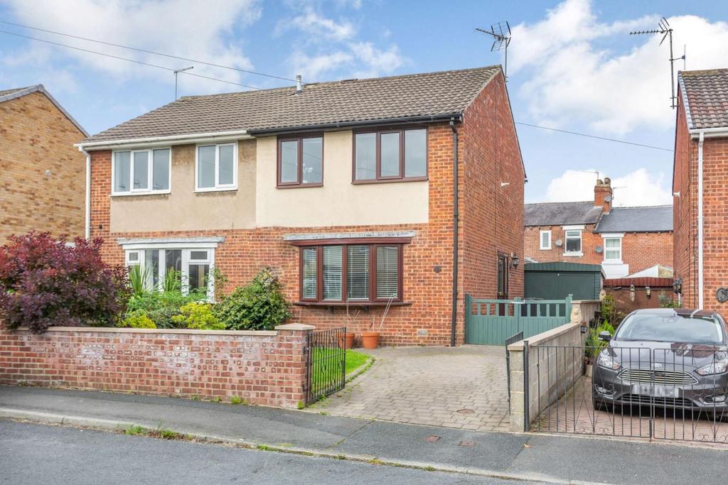 Devonshire Way, Harrogate, HG1 4BH 3 bed semi-detached house - £280,000