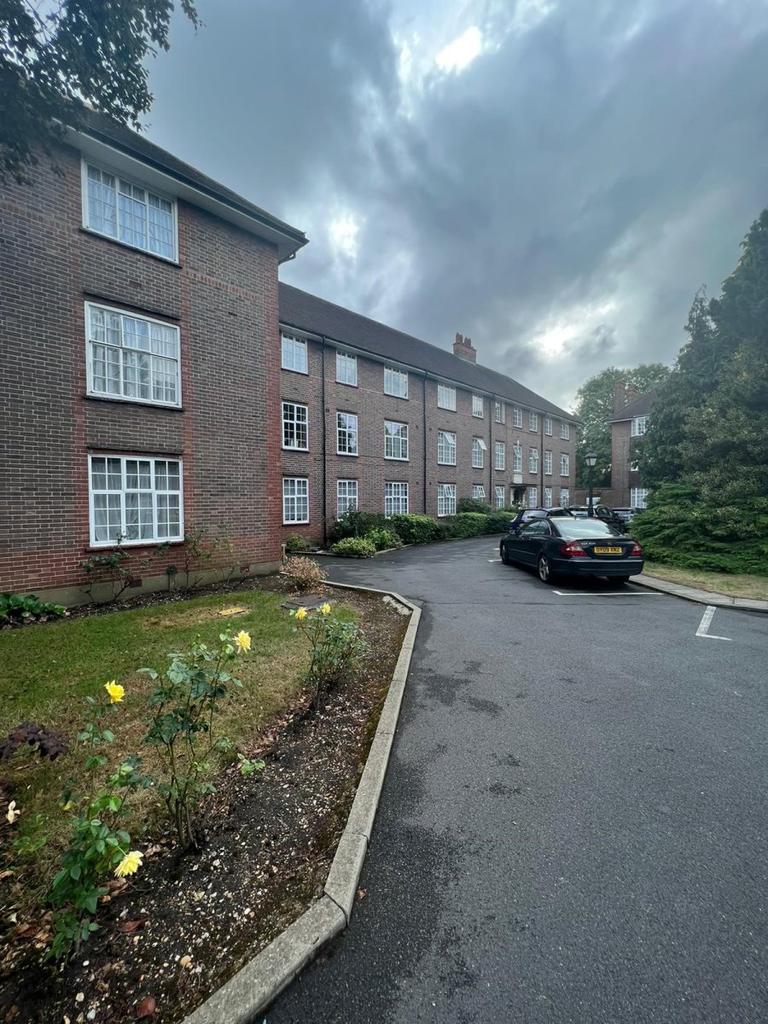 Chandos Court, Southgate 3 bed apartment - £1,795 pcm (£414 pw)