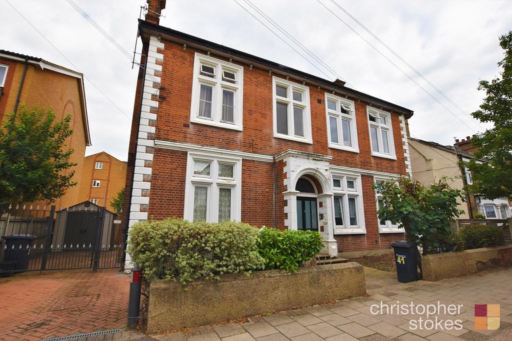 York Road, Waltham Cross, EN8 2 bed flat - £1,400 pcm (£323 pw)