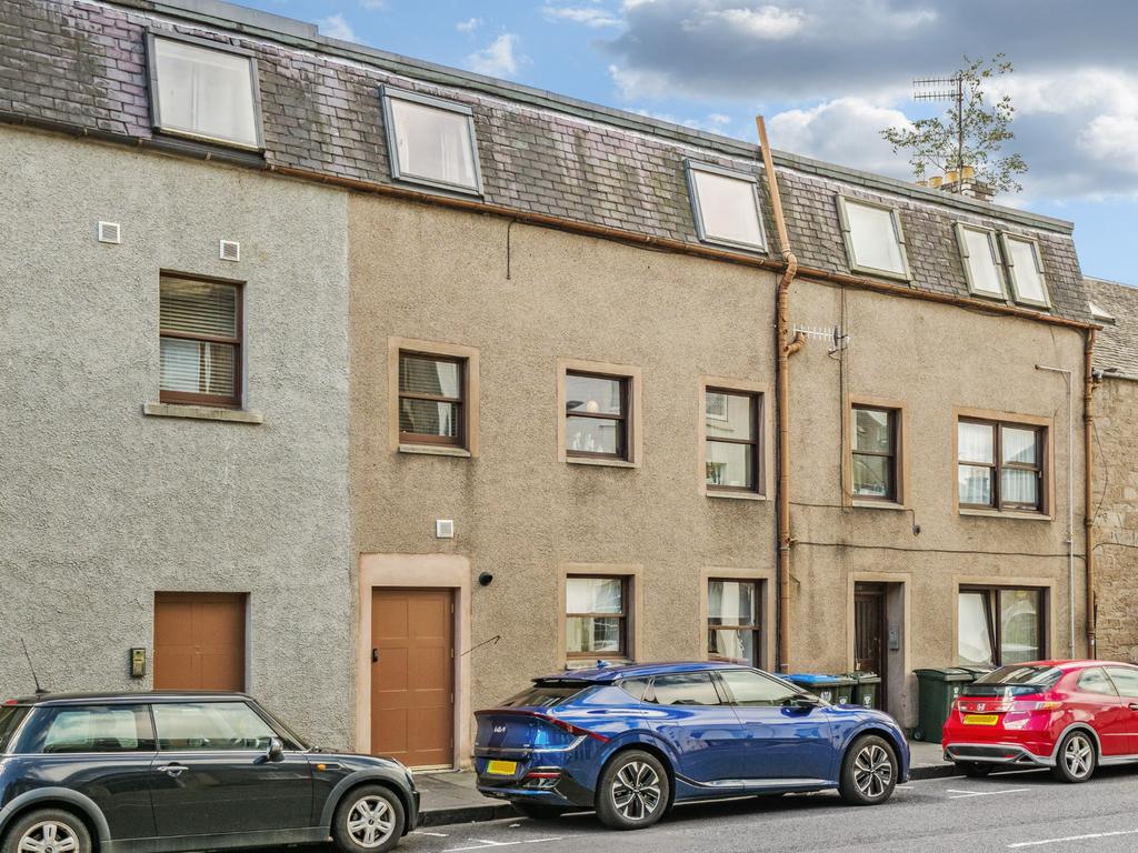 4 Melville Street, Perth, Perthshire... 2 bed apartment - £70,000
