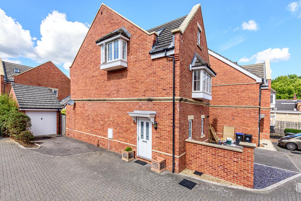 Derisley Close Byfleet West Byfleet Kt14 4 Bed End Of Terrace House