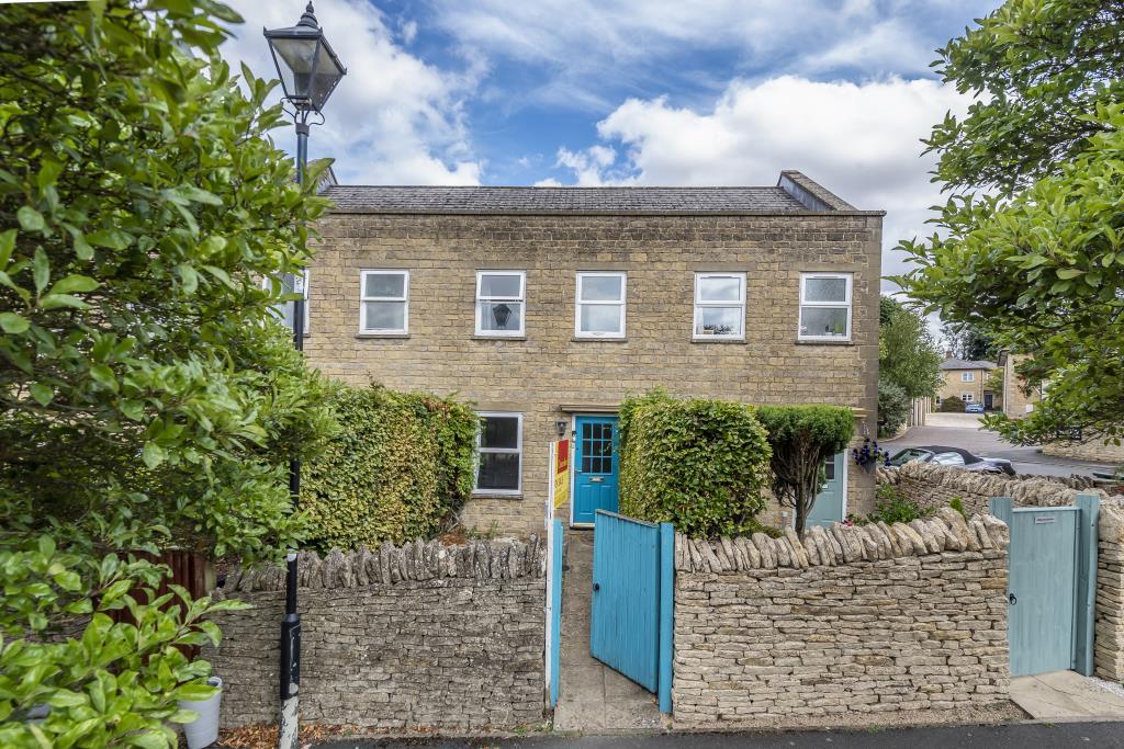 Chipping Norton, Oxfordshire, OX7 2 bed terraced house - £300,000