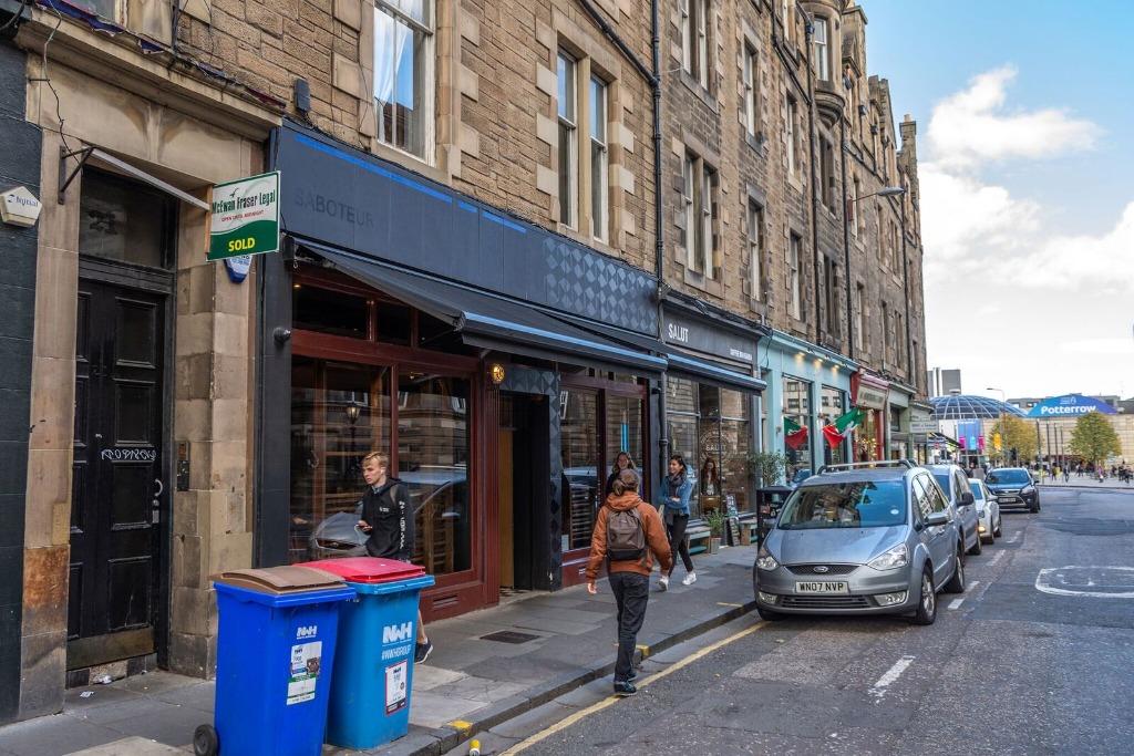 Teviot Place, Old Town, Edinburgh, EH1 3 bed flat - £1,950 pcm (£450 pw)