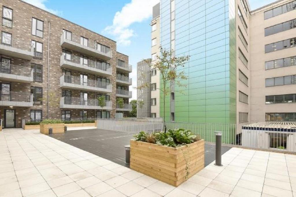 Windsor Road, Slough, Berkshire, SL1 2 bed apartment - £1,700 pcm (£392 pw)