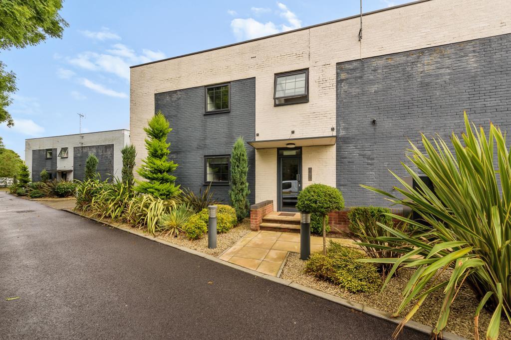 Newbury, Berkshire, RG14 2 bed flat - £210,000