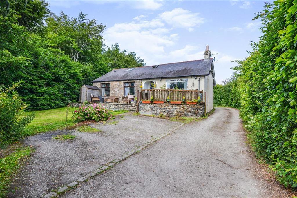 Gilthwaiterigg Lane, Kendal, LA9 6NT 4 bed semi-detached house - £250,000