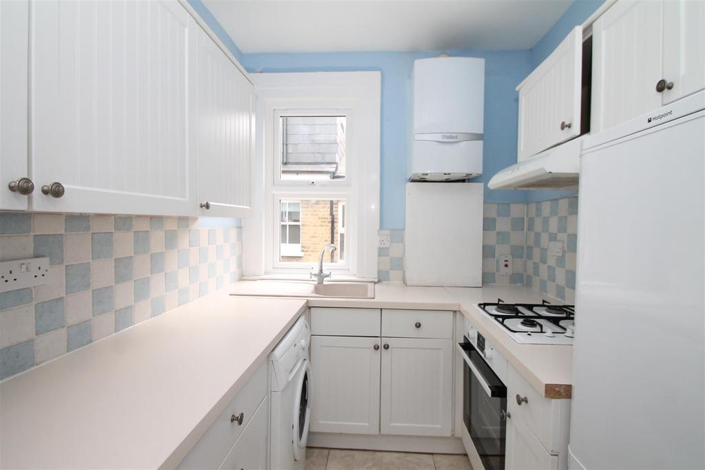 Osborne Road, Palmers Green, London N13 2 bed flat - £1,350 pcm (£312 pw)