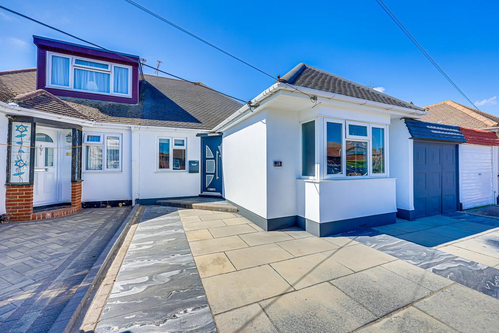 Station Road, Canvey Island, SS8 3 bed chalet - £375,000