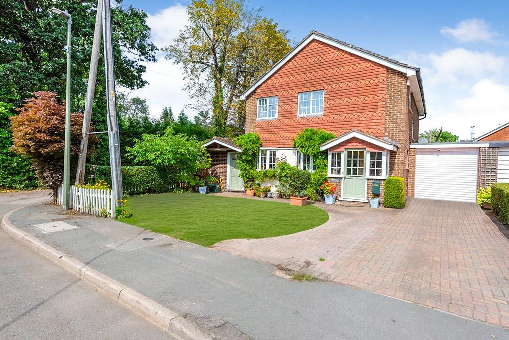 Shawfield Lane, Guildford GU12 4 bed detached house for sale - £600,000
