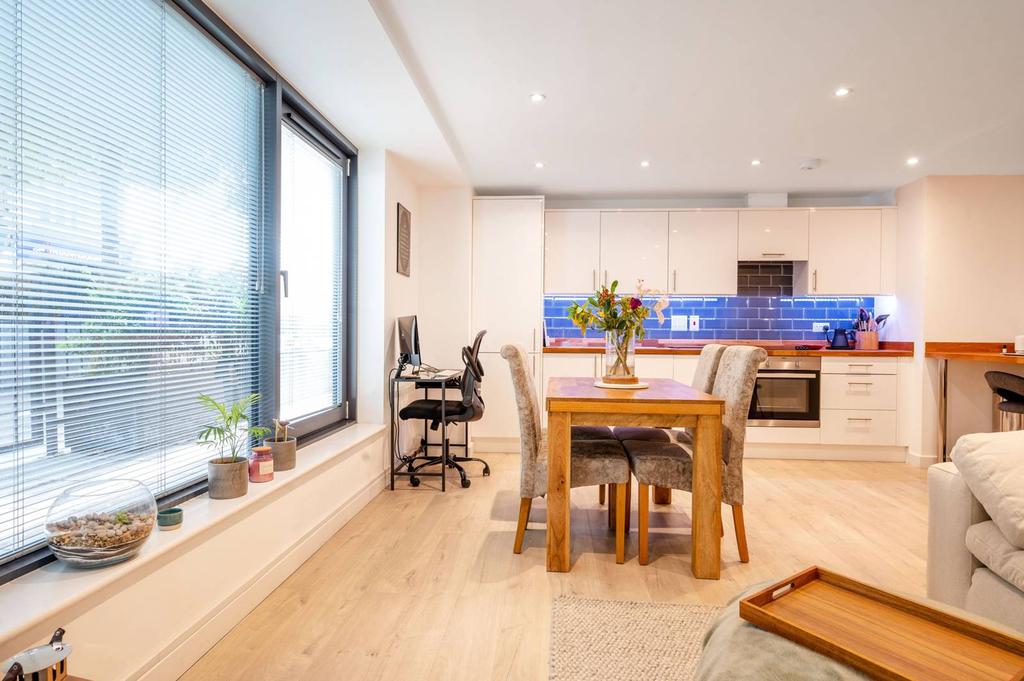 Olympian Heights, Woking, GU22 1 bed flat for sale - £310,000