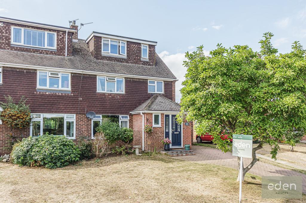 Maple Close, Larkfield, ME20 4 bed semi-detached house - £440,000