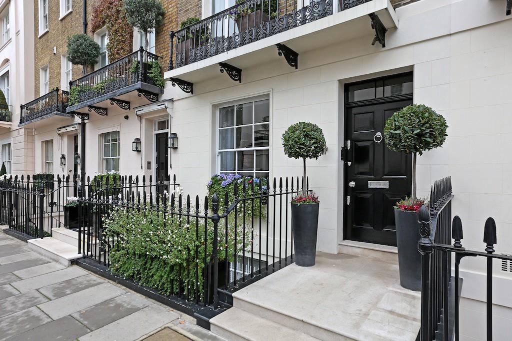 Chester Square, London, SW1W 4 bed detached house - £25,783 pcm (£5,950 pw)