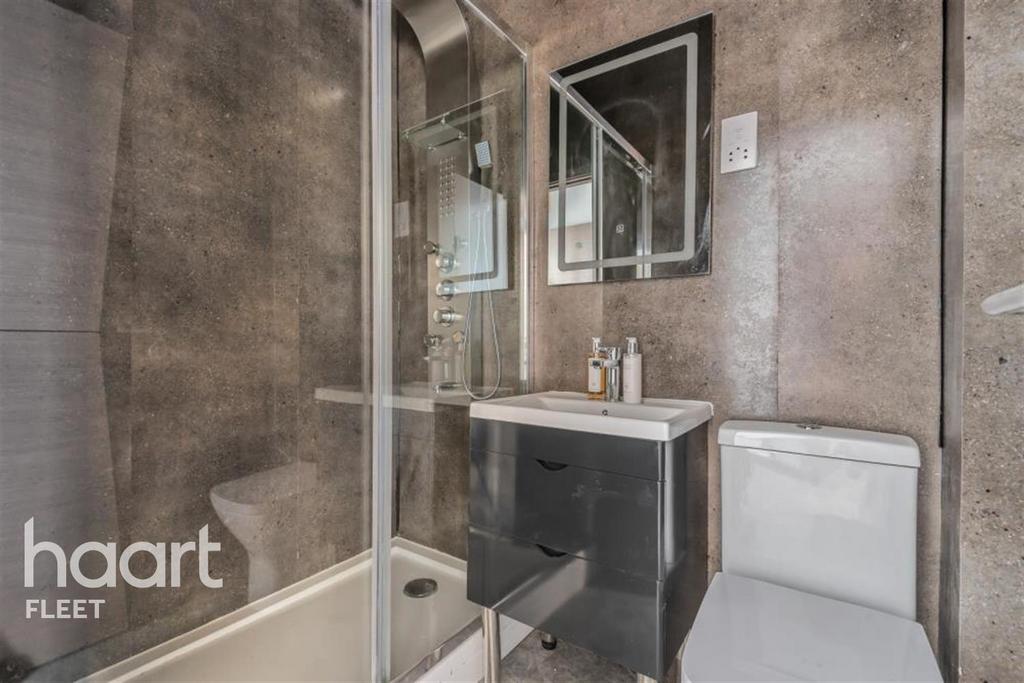 Lime Tree Way 1 bed flat - £950 pcm (£219 pw)