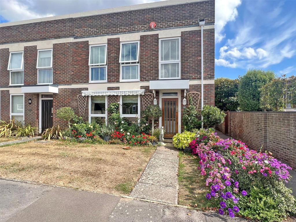 Milford Court, Milford on Sea, Lymington, Hampshire, SO41 3 bed end of ...