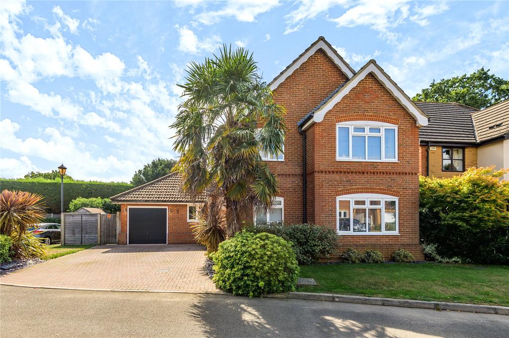 Maitland Close Walton On Thames Kt12 4 Bed Detached House £835 000