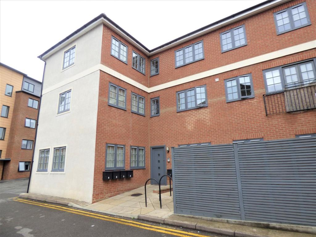 LEATHERHEAD 2 bed flat - £299,950