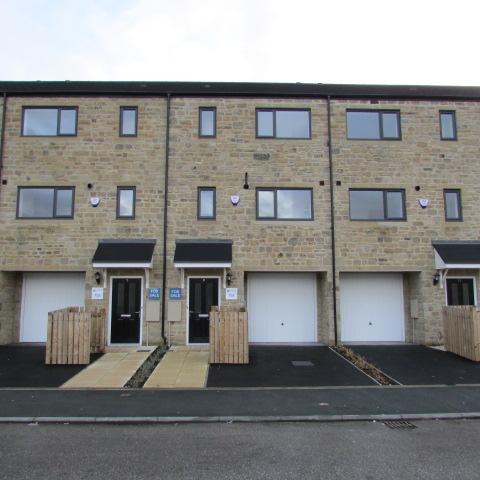 Red Holt Drive, Keighley BD21 3 bed townhouse - £750 pcm (£173 pw)