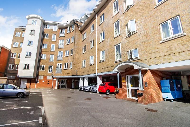 High Street, Crawley, West Sussex. RH10 1BN 1 bed flat - £190,000
