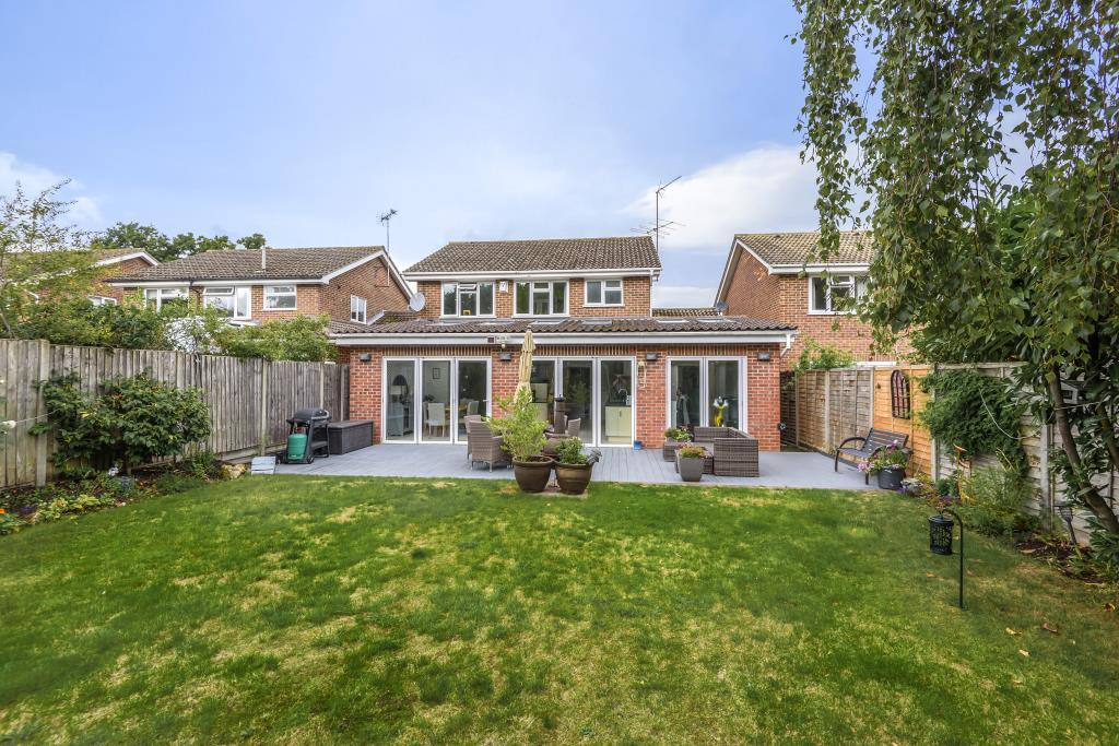 Lightwater, Surrey, GU18 4 bed detached house - £700,000